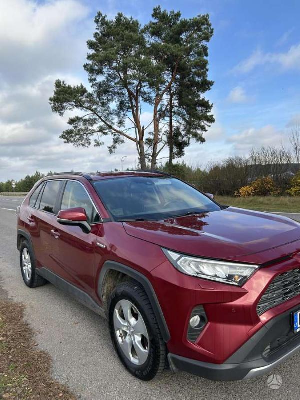 Sarkans Toyota RAV4 2021 Viļņa, ar dzinēja tilpumu 2.49 L un nobraukumu 131 tūkst. km par 26997 €, foto 1 vietnē AUTOMOTO.COM.LV