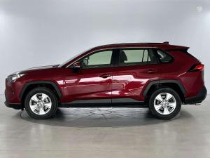 Red Toyota RAV4 2021 in Vilnius, with an engine capacity of 1.99 L and mileage of 115 thousand km for 23900 €, photo 4 on AUTOMOTO.COM.LV
