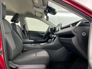 Red Toyota RAV4 2021 in Vilnius, with an engine capacity of 1.99 L and mileage of 115 thousand km for 23900 €, photo 7 on AUTOMOTO.COM.LV
