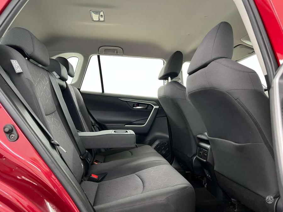 Red Toyota RAV4 2021 in Vilnius, with an engine capacity of 1.99 L and mileage of 115 thousand km for 23900 €, photo 8 on AUTOMOTO.COM.LV