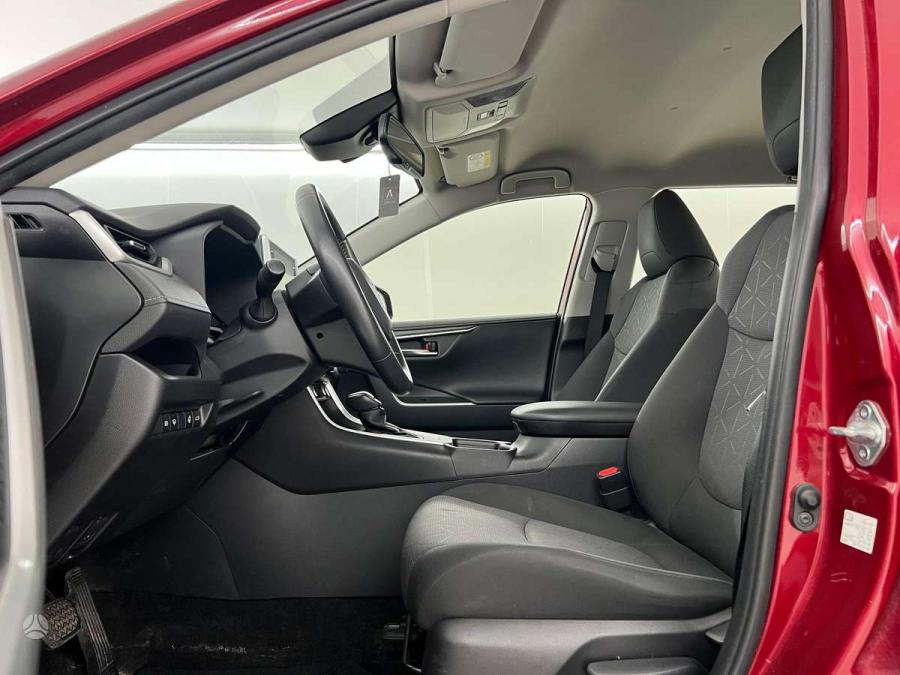 Red Toyota RAV4 2021 in Vilnius, with an engine capacity of 1.99 L and mileage of 115 thousand km for 23900 €, photo 12 on AUTOMOTO.COM.LV