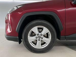 Red Toyota RAV4 2021 in Vilnius, with an engine capacity of 1.99 L and mileage of 115 thousand km for 23900 €, photo 16 on AUTOMOTO.COM.LV