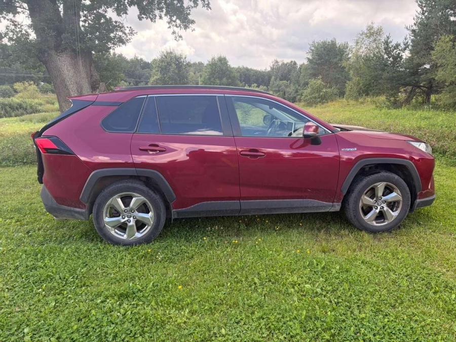 Red Toyota RAV4 2021 in Vilnius, with an engine capacity of 2.50 L and mileage of 130 thousand km for 18790 €, photo 3 on AUTOMOTO.COM.LV