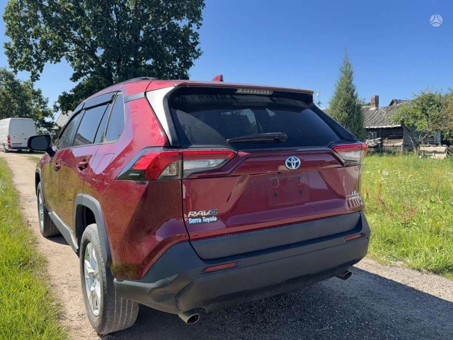 Red Toyota RAV4 2021 in Kaunas, with an engine capacity of 2.49 L and mileage of 37 thousand km for 15300 €, photo 3 on AUTOMOTO.COM.LV