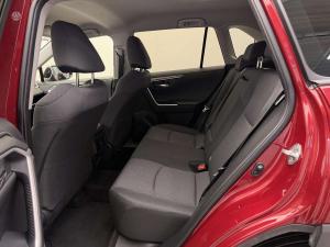 Sarkans Toyota RAV4 2022 Panevēža, ar dzinēja tilpumu 1.99 L un nobraukumu 50 tūkst. km par 24590 €, foto 13 vietnē AUTOMOTO.COM.LV