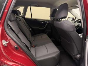 Sarkans Toyota RAV4 2022 Panevēža, ar dzinēja tilpumu 1.99 L un nobraukumu 50 tūkst. km par 24590 €, foto 16 vietnē AUTOMOTO.COM.LV