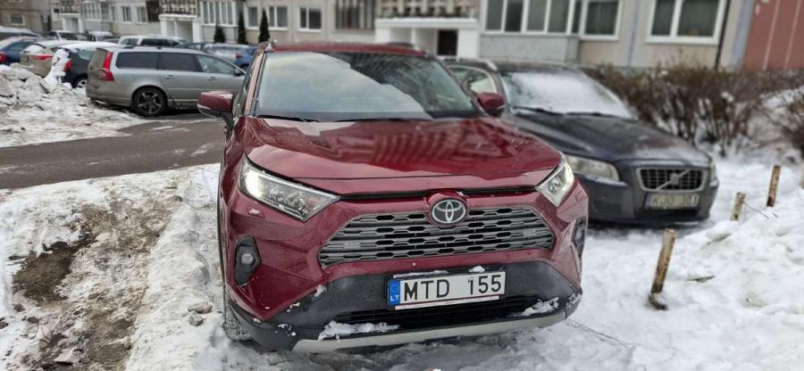 Red Toyota RAV4 2023 in Vilnius, with an engine capacity of 1.99 L and mileage of 14 thousand km for 29200 €, photo 1 on AUTOMOTO.COM.LV