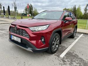 Красный Тойота РАВ 4 2023 в Рига, объемом двигателя 2.00 л и пробегом 47 тыс. км за 29750 €, фото  на AUTOMOTO.COM.LV