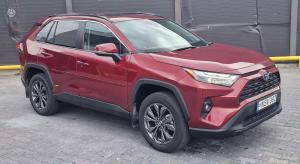 Sarkans Toyota RAV4 2024 Klaipėda, ar dzinēja tilpumu 2.49 L un nobraukumu 3 tūkst. km par 29990 €, foto  vietnē AUTOMOTO.COM.LV