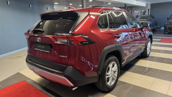 Red Toyota RAV4 2024 in Riga, with an engine capacity of 2.50 L and mileage of 32 thousand km for 39990 €, photo 4 on AUTOMOTO.COM.LV
