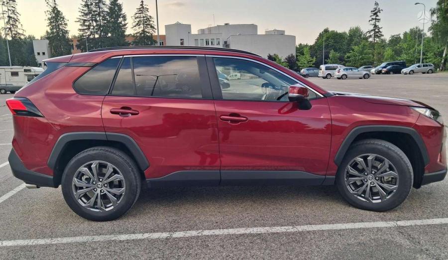 Red Toyota RAV4 2024 in Vilnius, with an engine capacity of 2.49 L and mileage of 76 thousand km for 36500 €, photo 4 on AUTOMOTO.COM.LV