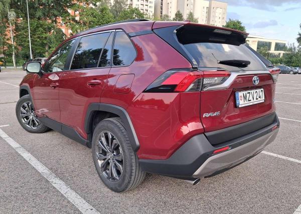 Red Toyota RAV4 2024 in Vilnius, with an engine capacity of 2.49 L and mileage of 76 thousand km for 36500 €, photo 7 on AUTOMOTO.COM.LV