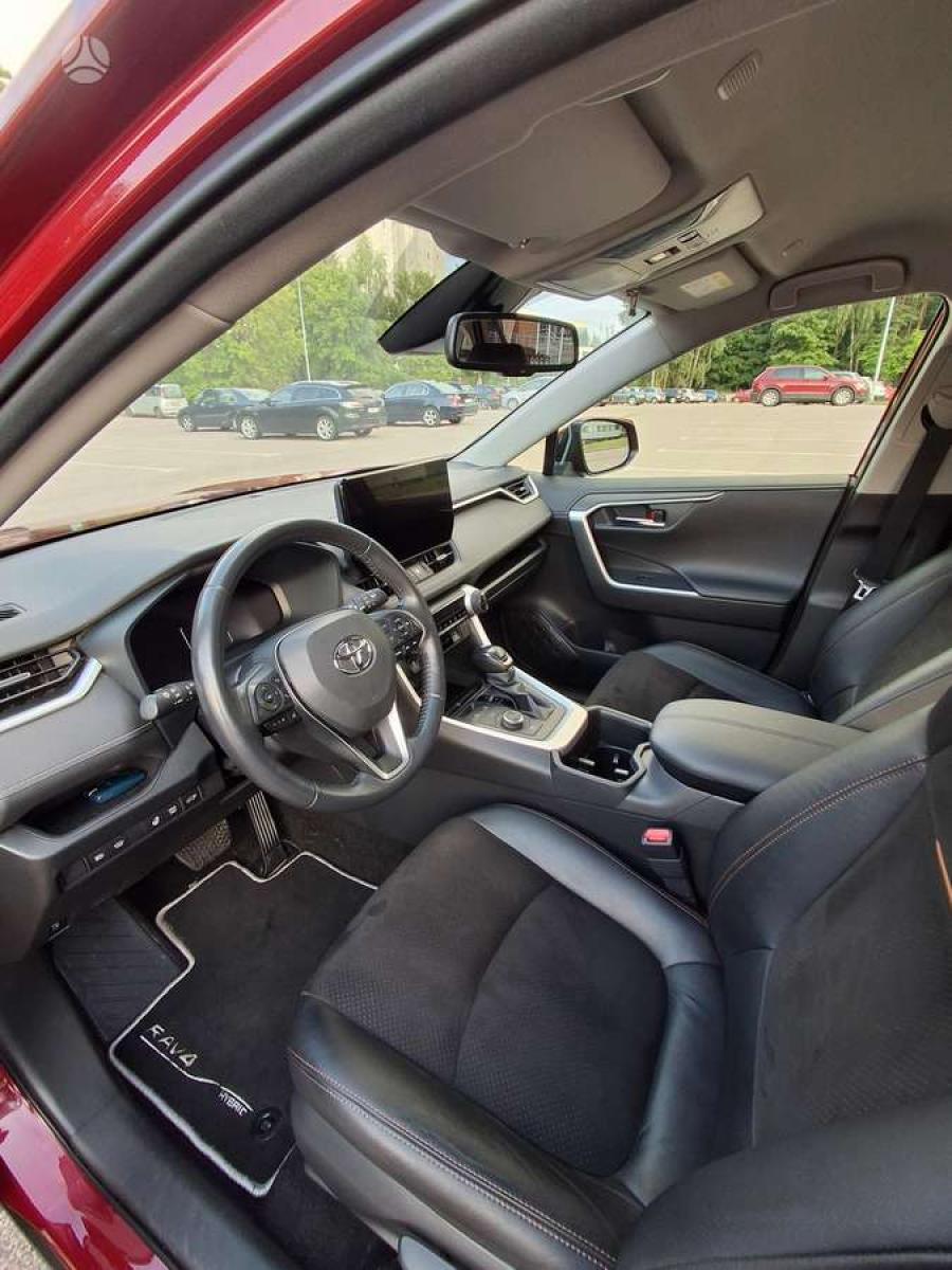 Red Toyota RAV4 2024 in Vilnius, with an engine capacity of 2.49 L and mileage of 76 thousand km for 36500 €, photo 9 on AUTOMOTO.COM.LV