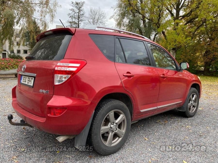 Red Toyota RAV4 2013 in Tallinn, with an engine capacity of 2.00 L and mileage of 230 thousand km for 8990 €, photo 5 on AUTOMOTO.COM.LV