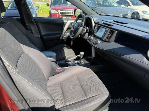 Red Toyota RAV4 2017 in Tallinn, with an engine capacity of 2.00 L and mileage of 197 thousand km for 13990 €, photo 7 on AUTOMOTO.COM.LV