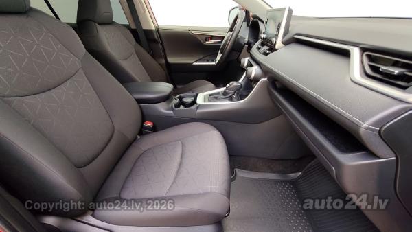Red Toyota RAV4 2021 in Tallinn, with an engine capacity of 1.99 L and mileage of 120 thousand km for 22995 €, photo 6 on AUTOMOTO.COM.LV