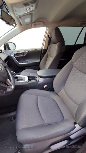 Red Toyota RAV4 2021 in Tallinn, with an engine capacity of 1.99 L and mileage of 120 thousand km for 22995 €, photo 12 on AUTOMOTO.COM.LV