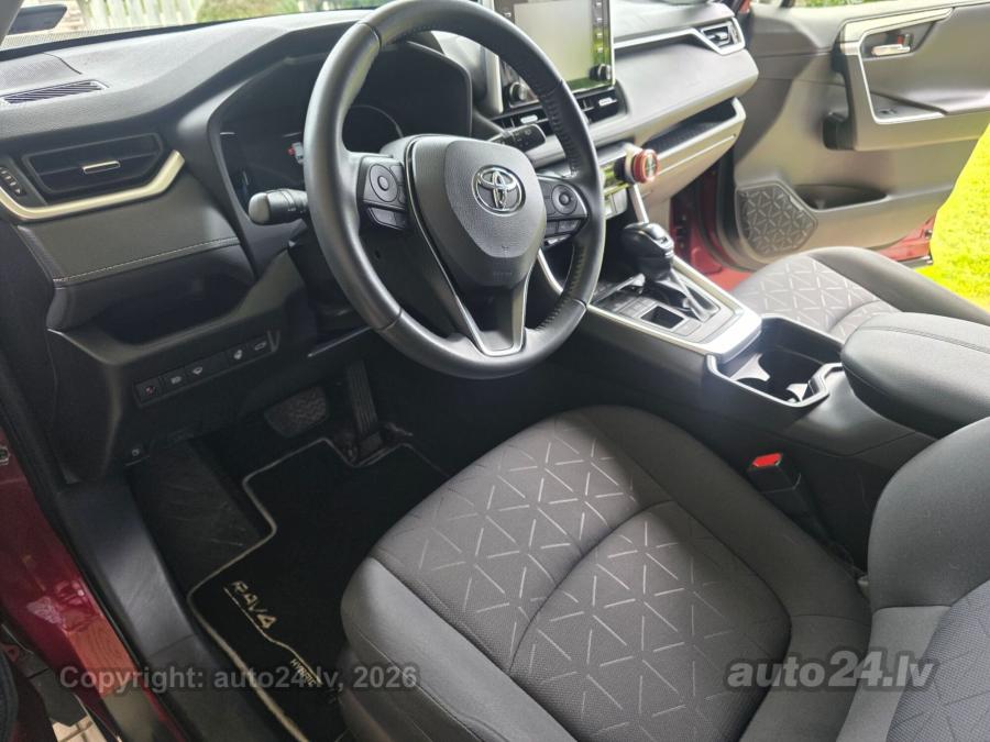 Red Toyota RAV4 2021 in Tallinn, with an engine capacity of 2.50 L and mileage of 73 thousand km for 28500 €, photo 7 on AUTOMOTO.COM.LV