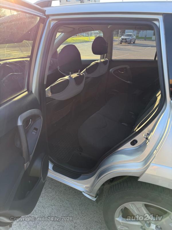Toyota RAV4 2006 in Tallinn, with an engine capacity of 2.20 L and mileage of 281 thousand km for 3550 €, photo 8 on AUTOMOTO.COM.LV
