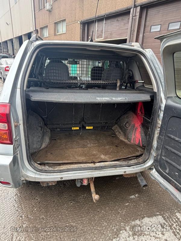 Toyota RAV4 2005 in Tallinn, with an engine capacity of 2.00 L and mileage of 267 thousand km for 1100 €, photo 7 on AUTOMOTO.COM.LV