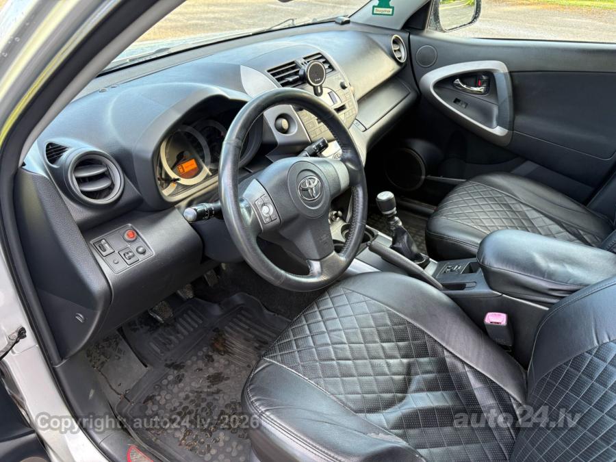 Toyota RAV4 2007 in Paide, with an engine capacity of 2.20 L and mileage of 330 thousand km for 5000 €, photo 9 on AUTOMOTO.COM.LV