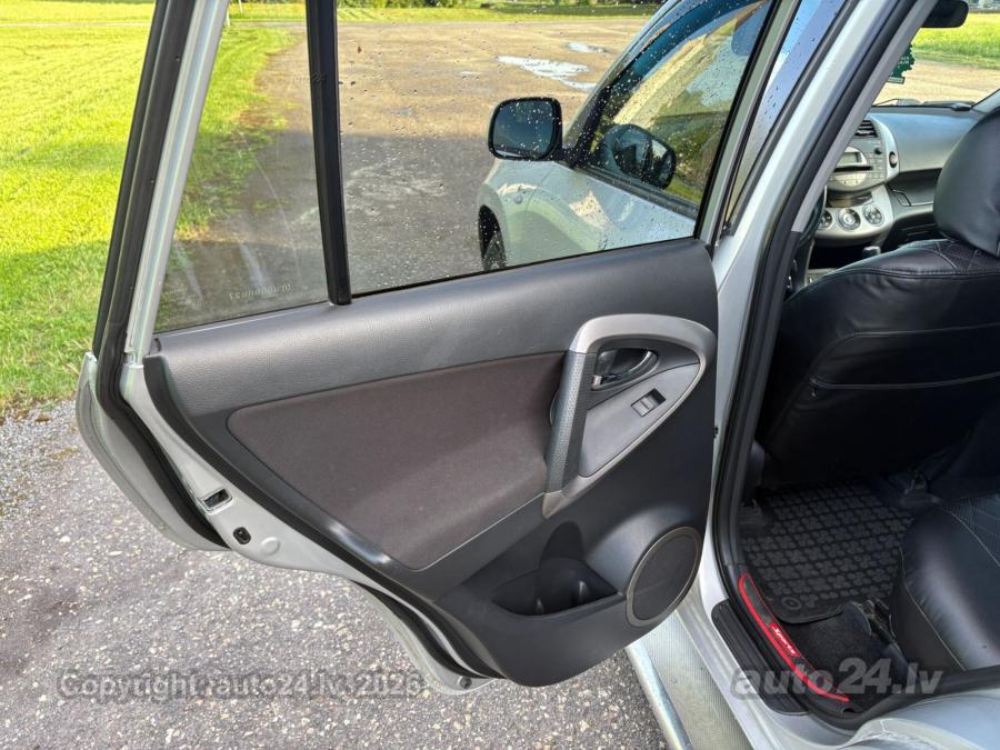 Toyota RAV4 2007 in Paide, with an engine capacity of 2.20 L and mileage of 330 thousand km for 5000 €, photo 13 on AUTOMOTO.COM.LV