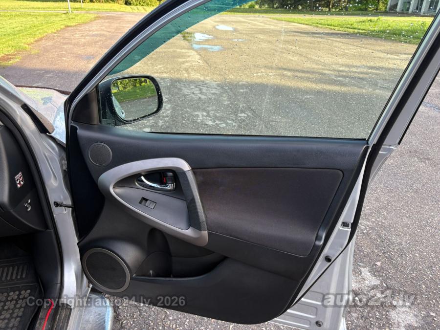 Toyota RAV4 2007 in Paide, with an engine capacity of 2.20 L and mileage of 330 thousand km for 5000 €, photo 15 on AUTOMOTO.COM.LV