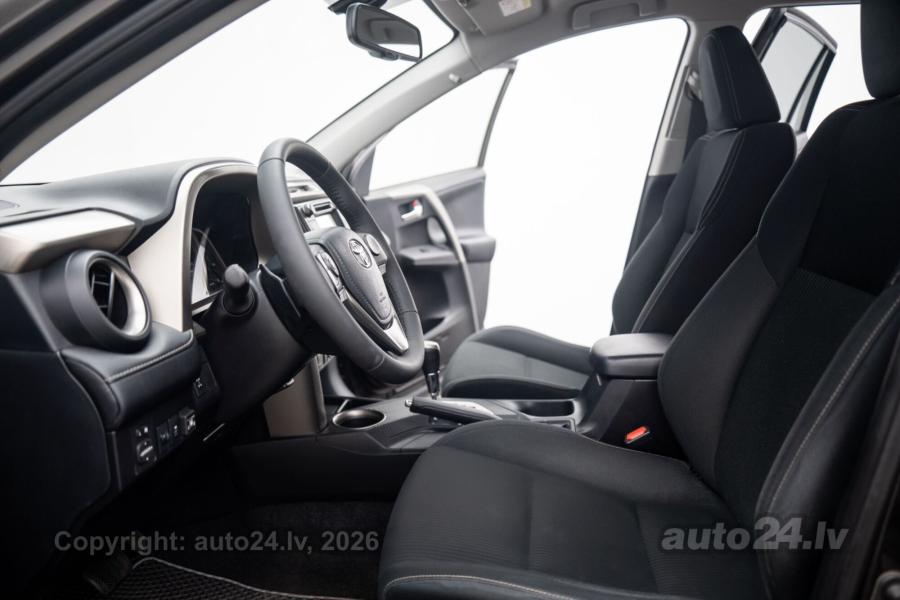 Toyota RAV4 2015 in Tallinn, with an engine capacity of 2.00 L and mileage of 156 thousand km for 12899 €, photo 9 on AUTOMOTO.COM.LV