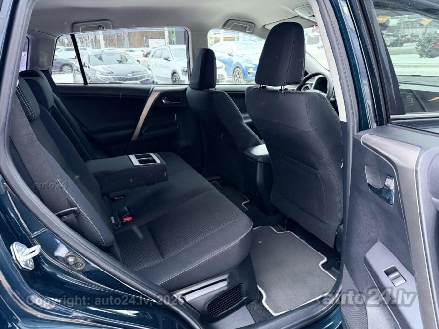 Toyota RAV4 2018 in Tallinn, with an engine capacity of 2.50 L and mileage of 176 thousand km for 16900 €, photo 5 on AUTOMOTO.COM.LV