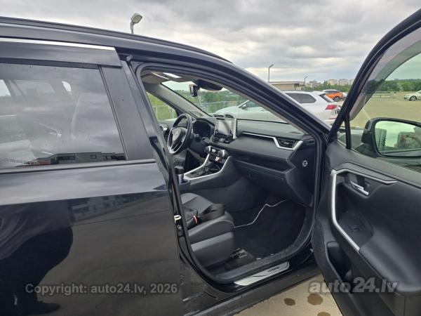 Toyota RAV4 2020 in Tallinn, with an engine capacity of 2.50 L and mileage of 189 thousand km for 25000 €, photo 4 on AUTOMOTO.COM.LV