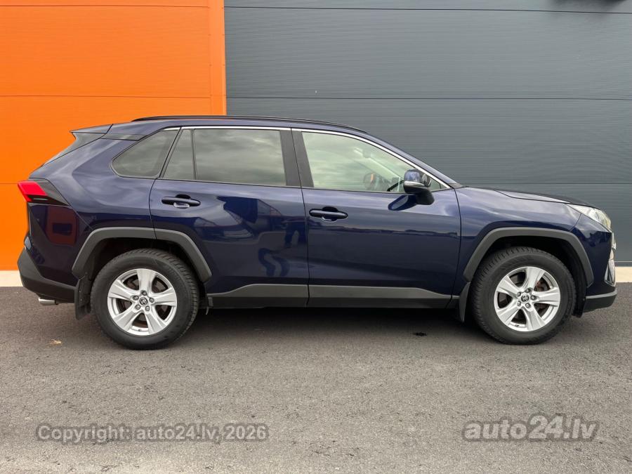 Toyota RAV4 2020 in Kuressaare, with an engine capacity of 2.00 L and mileage of 168 thousand km for 21290 €, photo 8 on AUTOMOTO.COM.LV