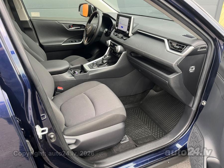 Toyota RAV4 2020 in Kuressaare, with an engine capacity of 2.00 L and mileage of 168 thousand km for 21290 €, photo 12 on AUTOMOTO.COM.LV
