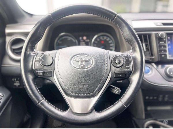 Violet Toyota RAV4 2017 in Vilnius, with an engine capacity of 2.49 L and mileage of 150 thousand km for 17999 €, photo 7 on AUTOMOTO.COM.LV