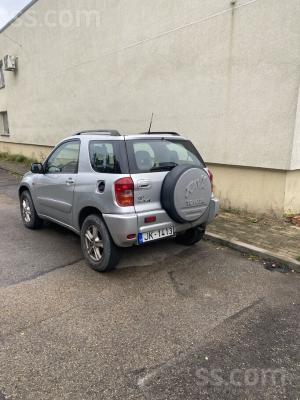 Balts Toyota RAV4 2000 Rīga, ar dzinēja tilpumu 2.00 L un nobraukumu 140 tūkst. km par 2500 €, foto  vietnē AUTOMOTO.COM.LV