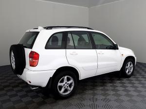 White Toyota RAV4 2002 in Tallinn, with an engine capacity of 2.00 L and mileage of 287 thousand km for 1399 €, photo 4 on AUTOMOTO.COM.LV