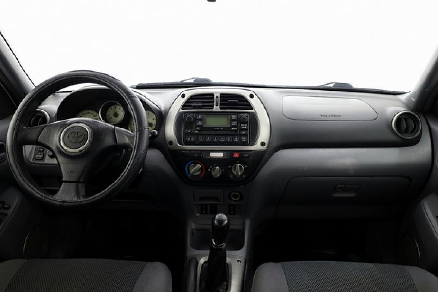 White Toyota RAV4 2002 in Tallinn, with an engine capacity of 2.00 L and mileage of 287 thousand km for 1399 €, photo 6 on AUTOMOTO.COM.LV