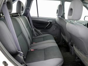 White Toyota RAV4 2002 in Tallinn, with an engine capacity of 2.00 L and mileage of 287 thousand km for 1399 €, photo 8 on AUTOMOTO.COM.LV