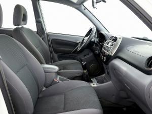 White Toyota RAV4 2002 in Tallinn, with an engine capacity of 2.00 L and mileage of 287 thousand km for 1399 €, photo 14 on AUTOMOTO.COM.LV