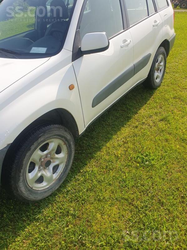 White Toyota RAV4 2003 in Rezekne, with an engine capacity of 2.00 L and mileage of 325 thousand km for 2000 €, photo 1 on AUTOMOTO.COM.LV