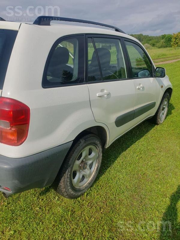 White Toyota RAV4 2003 in Rezekne, with an engine capacity of 2.00 L and mileage of 325 thousand km for 2000 €, photo 2 on AUTOMOTO.COM.LV
