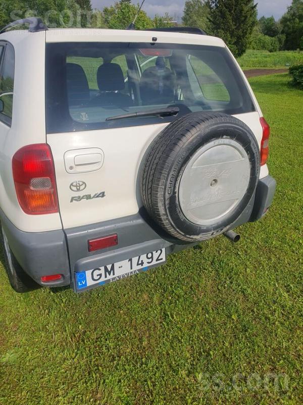 White Toyota RAV4 2003 in Rezekne, with an engine capacity of 2.00 L and mileage of 325 thousand km for 2000 €, photo 5 on AUTOMOTO.COM.LV