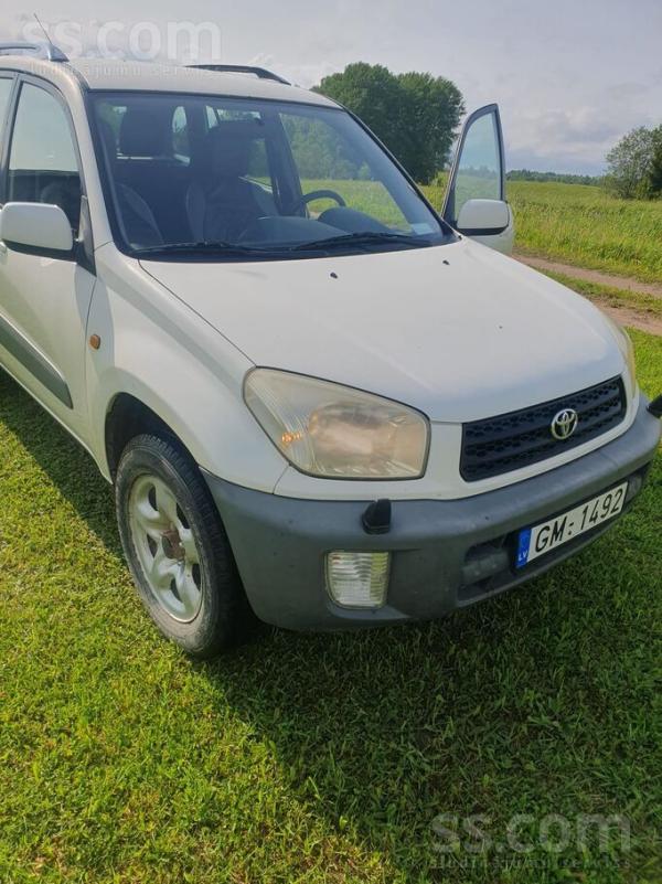 White Toyota RAV4 2003 in Rezekne, with an engine capacity of 2.00 L and mileage of 325 thousand km for 2000 €, photo 6 on AUTOMOTO.COM.LV