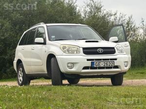 Balts Toyota RAV4 2005 Liepāja, ar dzinēja tilpumu 2.00 L un nobraukumu 264 tūkst. km par 1500 €, foto  vietnē AUTOMOTO.COM.LV