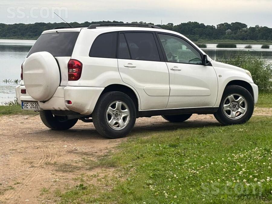 Balts Toyota RAV4 2005 Liepāja, ar dzinēja tilpumu 2.00 L un nobraukumu 264 tūkst. km par 1500 €, foto 3 vietnē AUTOMOTO.COM.LV