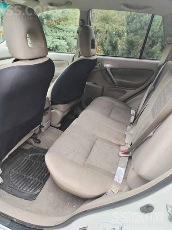 White Toyota RAV4 2005 in Ogre, with an engine capacity of 2.40 L and mileage of 0 thousand km for 3200 €, photo 3 on AUTOMOTO.COM.LV