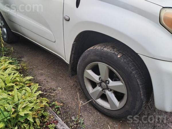 White Toyota RAV4 2005 in Ogre, with an engine capacity of 2.40 L and mileage of 0 thousand km for 3200 €, photo 5 on AUTOMOTO.COM.LV