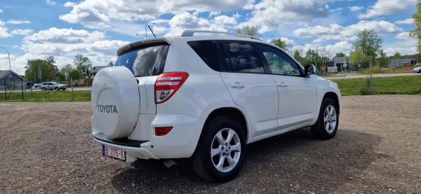 White Toyota RAV4 2008 in Daugavpils, with an engine capacity of 2.20 L and mileage of 222 thousand km for 5750 €, photo 5 on AUTOMOTO.COM.LV