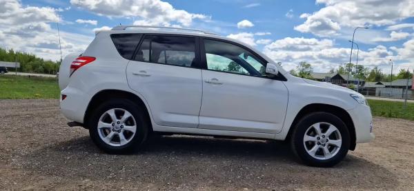 White Toyota RAV4 2008 in Daugavpils, with an engine capacity of 2.20 L and mileage of 222 thousand km for 5750 €, photo 6 on AUTOMOTO.COM.LV