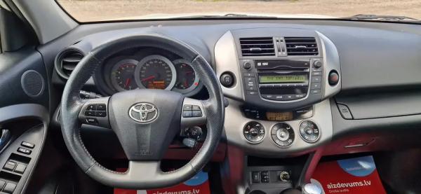 White Toyota RAV4 2008 in Daugavpils, with an engine capacity of 2.20 L and mileage of 222 thousand km for 5750 €, photo 9 on AUTOMOTO.COM.LV