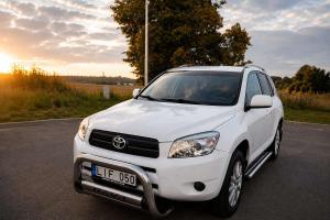 White Toyota RAV4 2008 in Kedainiai, with an engine capacity of 2.23 L and mileage of 249 thousand km for 5650 €, photo  on AUTOMOTO.COM.LV